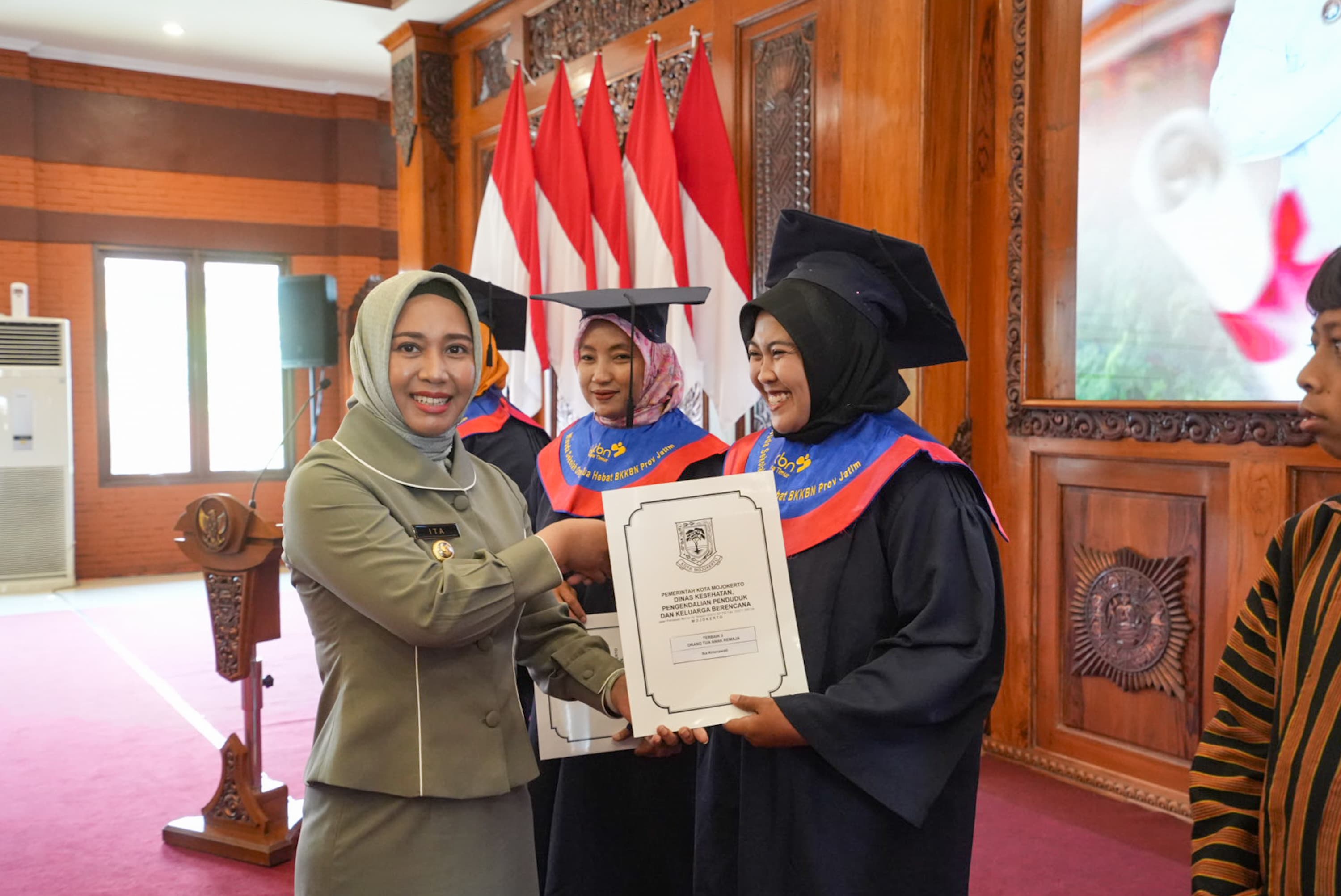 Wisuda Sekolah Orang Tua Anak Remaja, Ning Ita Tegaskan Benteng Pertama ...